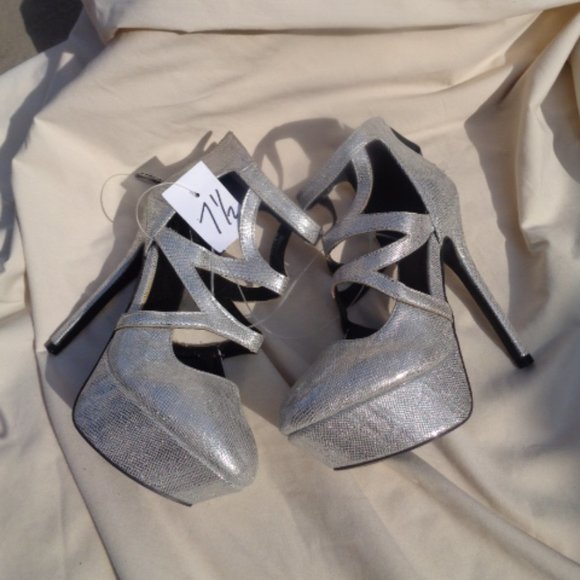 Qupid | Shoes | Silver Heels Iridescent Zipper Back Platform Heels Nwt ...